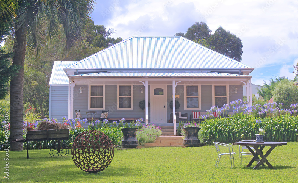 Historic colonial timber and iron cottage with front lawn. Berrima ...