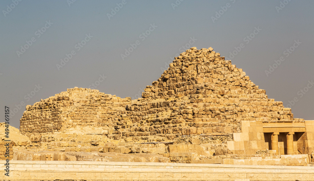 Small pyramids of Queens near the great pyramid of Giza, Egypt Stock ...