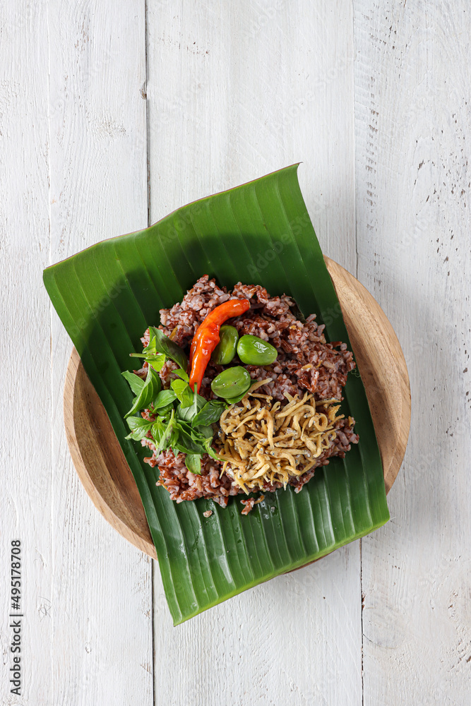 Nasi Liwet beras merah, Spicy steamed red rice, Indonesian style with ...