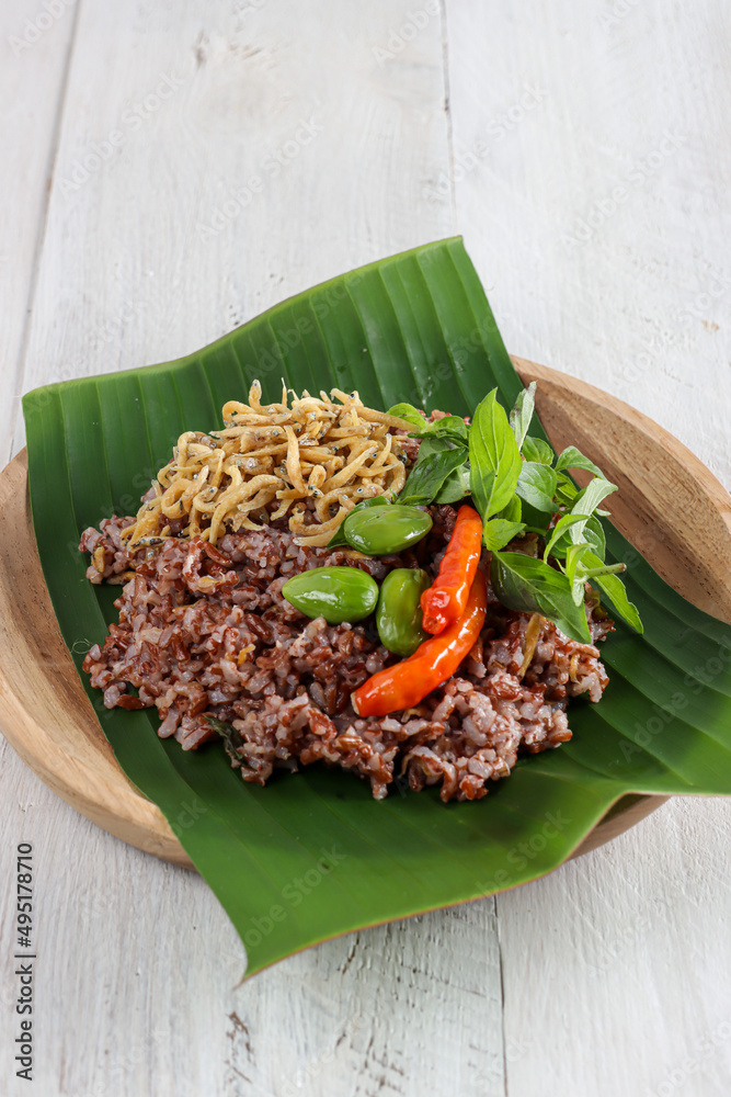 Nasi Liwet beras merah, Spicy steamed red rice, Indonesian style with ...