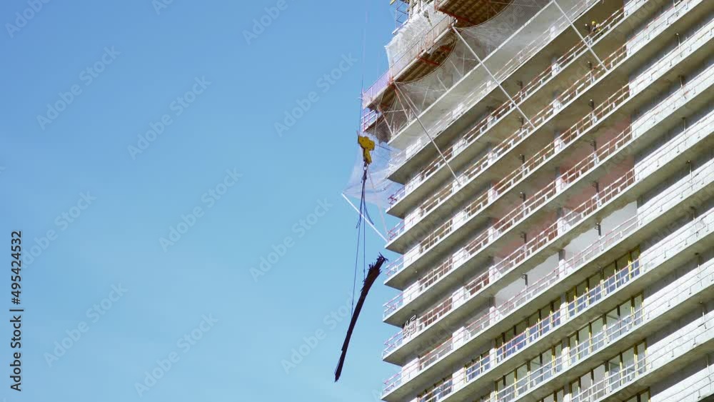 Vídeo do Stock: Raise building load to height. Crane lowers loads at ...