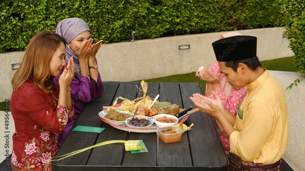 A handheld footage of family recite prayer during "Hari Raya Aidilfitri ...