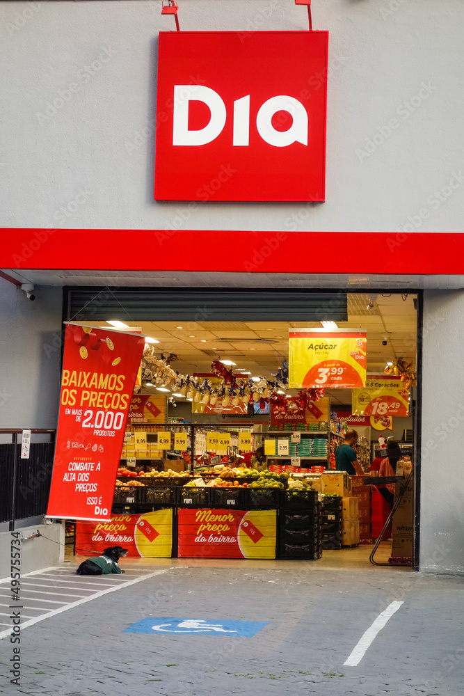 Sao Paulo, Brazil: store front view of DIA market, with Brand logo ...