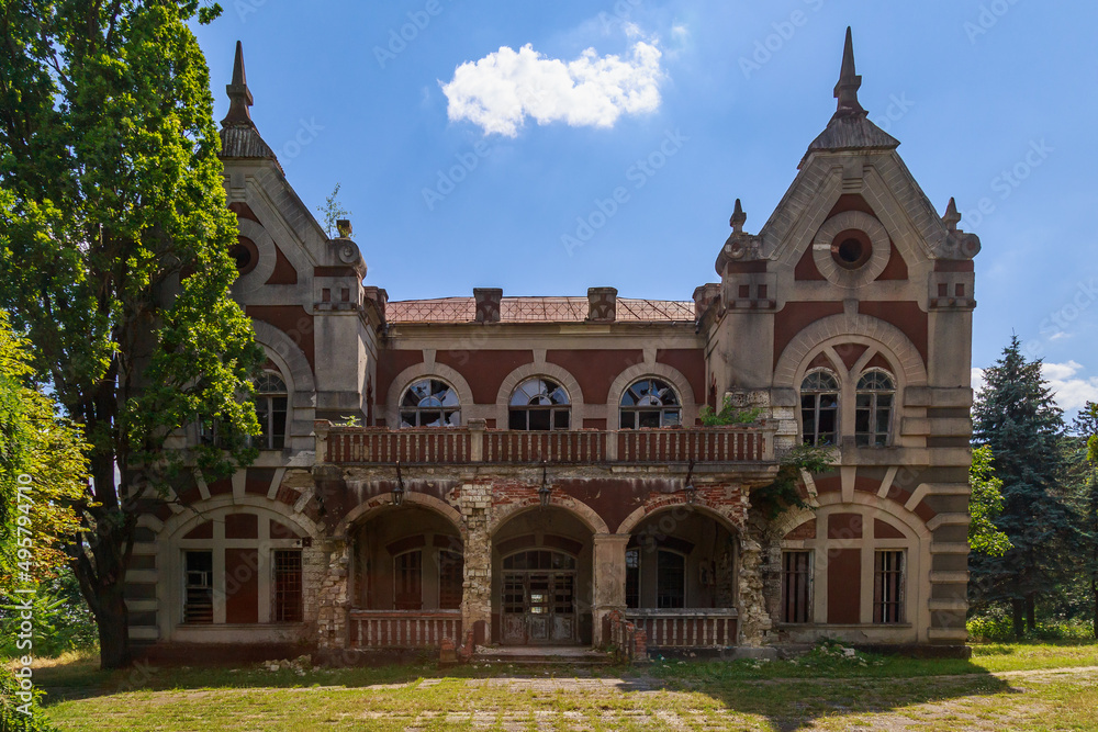 Foto de Abandoned, decaying historical heritage of the 19th century, an ...