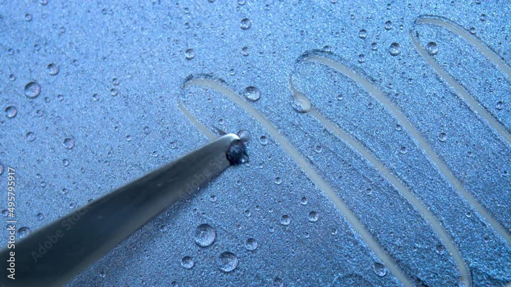 Vidéo Stock The texture of a blue pearly creamy consistency with water ...