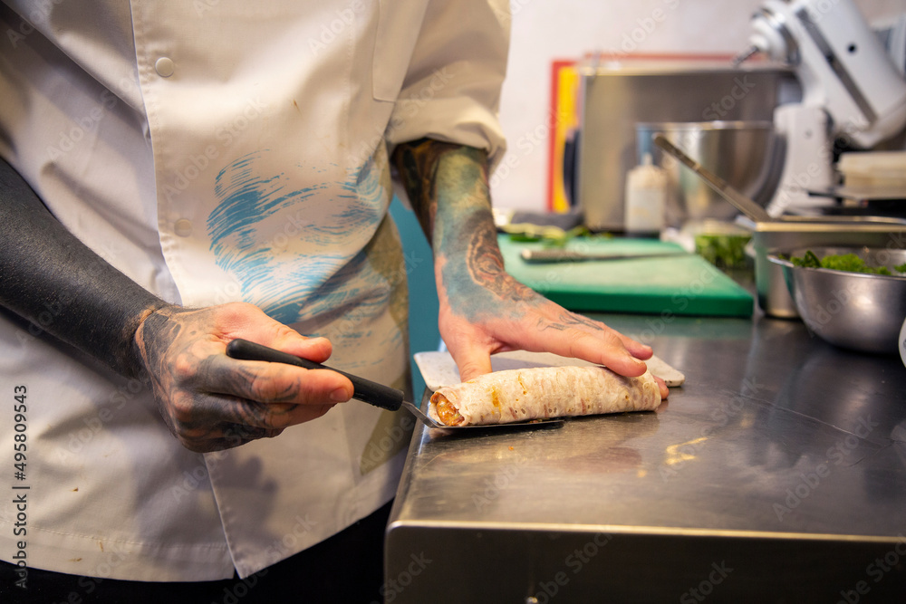 chef pancake de steak tartar de ternera con queso so brotes verdes en ...