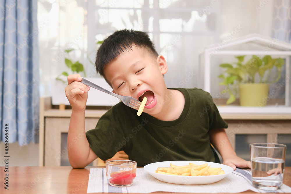 Foto de Cute happy smiling Asian 5 yers old kindergarten boy child ...