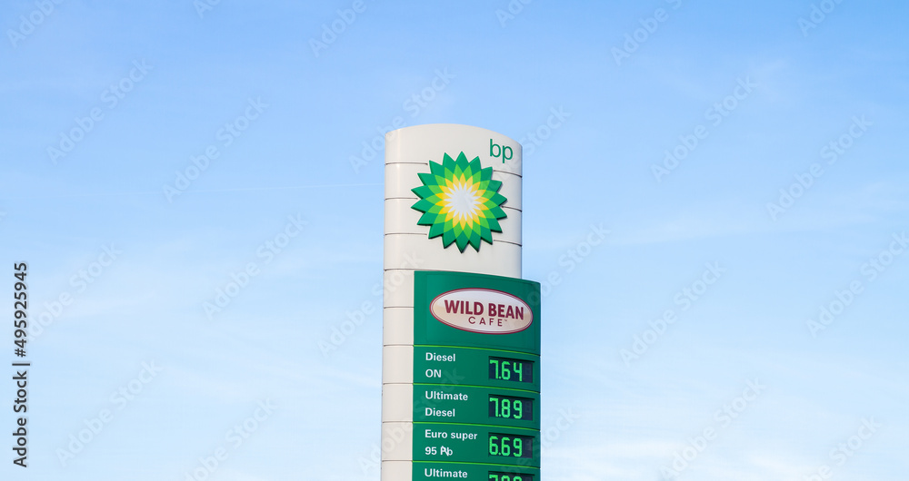 Foto de BP and Wild Bean Cafe sign outside a petrol station. British ...