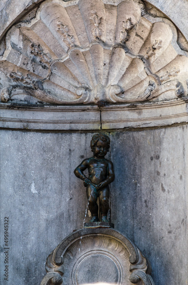 BRUSSELS, BELGIUM - AUGUST 21, 2013: The famous Manneken Pis statue ...