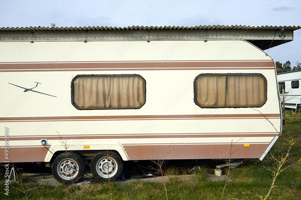 Foto de Großer Wohnwagen in Beige und Naturfarben mit solidem Dach für ...