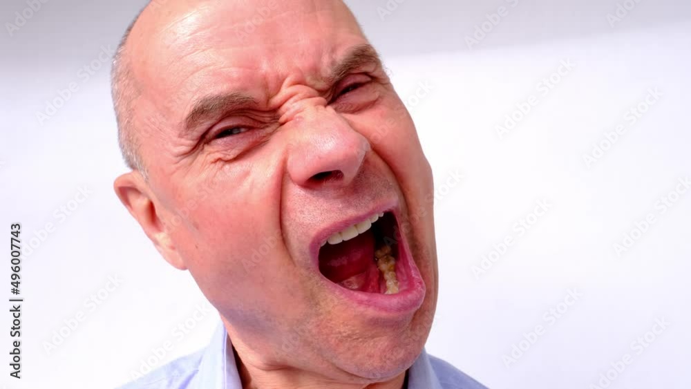 Vidéo Stock close-up of oral cavity of patient, charismatic mature man ...