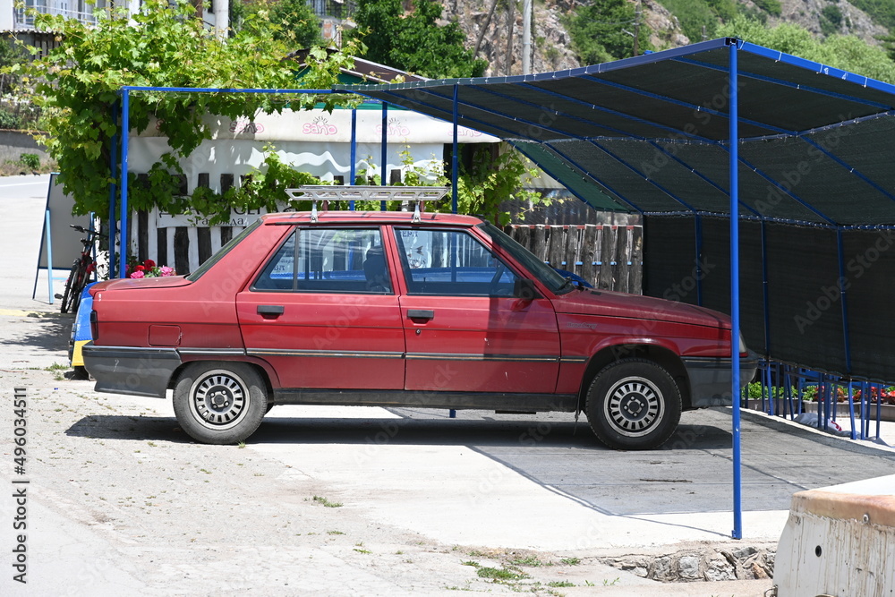 stark ausgeblichener, alter Renault 9, Renault R9 oder R11 ...