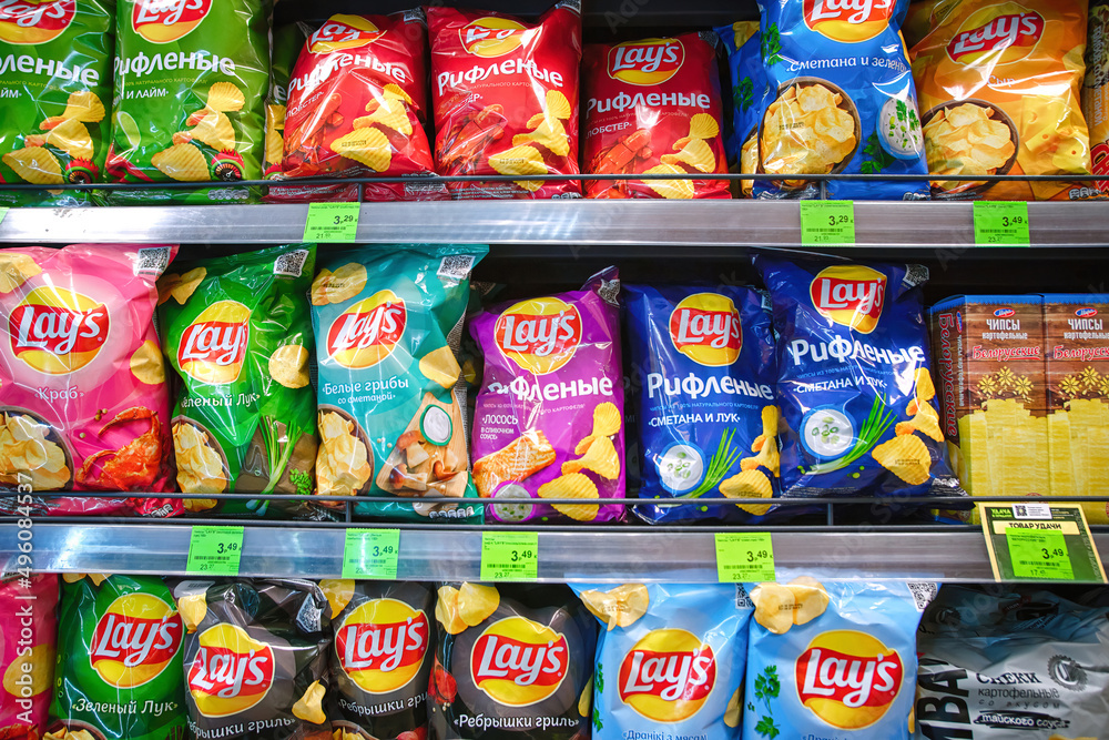 Foto de Minsk, Belarus. Mar 2022. Lay`s snacks variety packs on shelf ...
