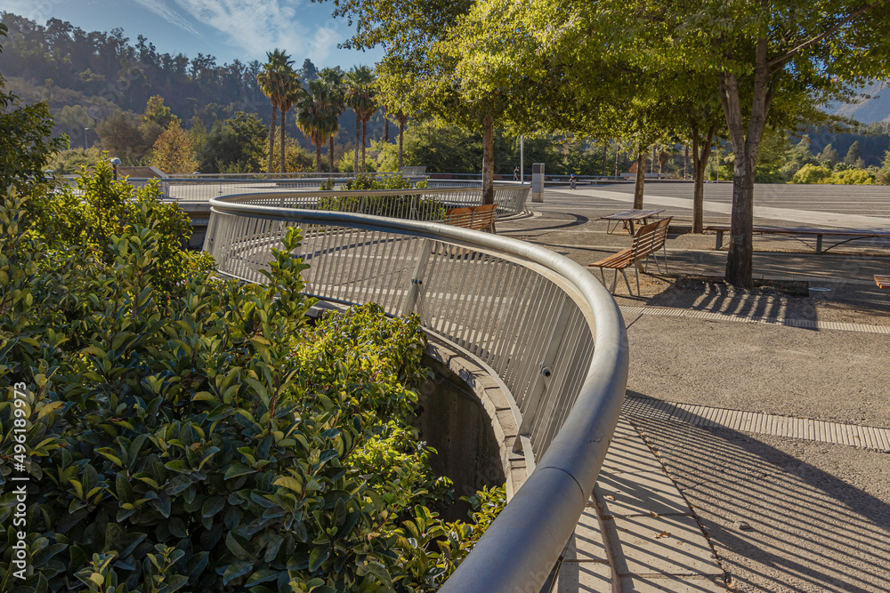barandas de fierro curvo en la plaza del parque Stock Photo | Adobe Stock