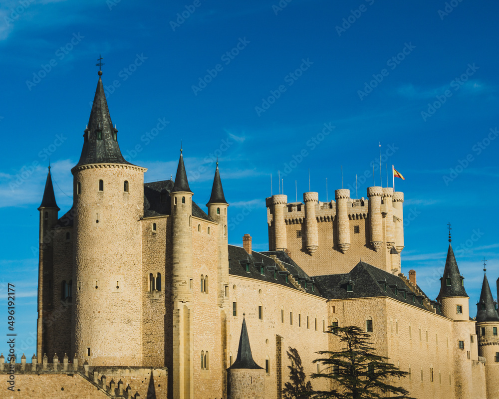 castillo grande y emblemático, alcázar grandioso sobre un cielo azul ...
