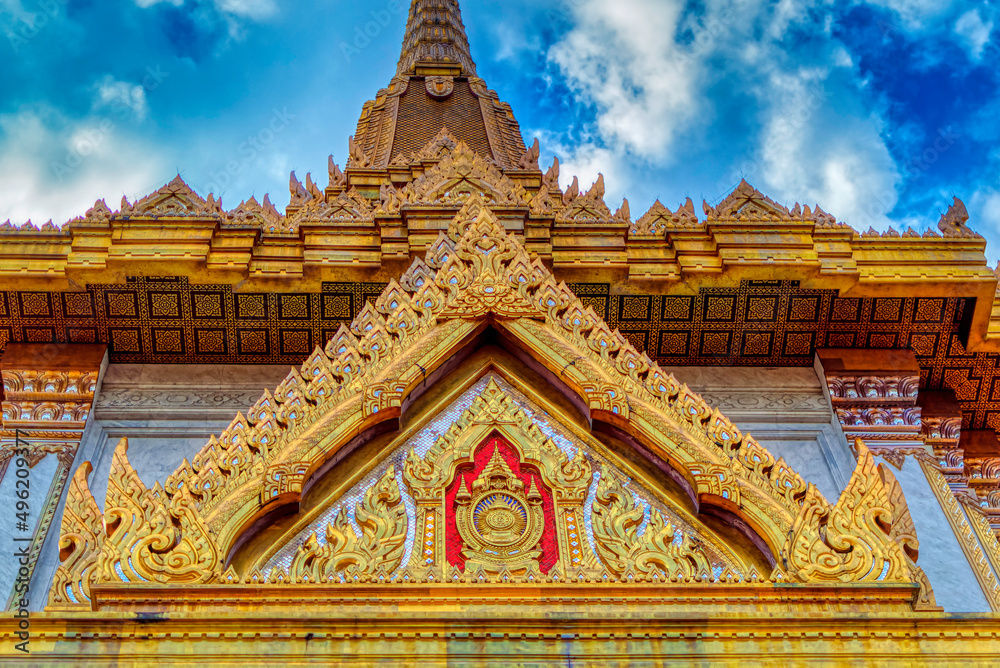 Fotografía Traditional golden coated decorations at Buddhist temples in ...