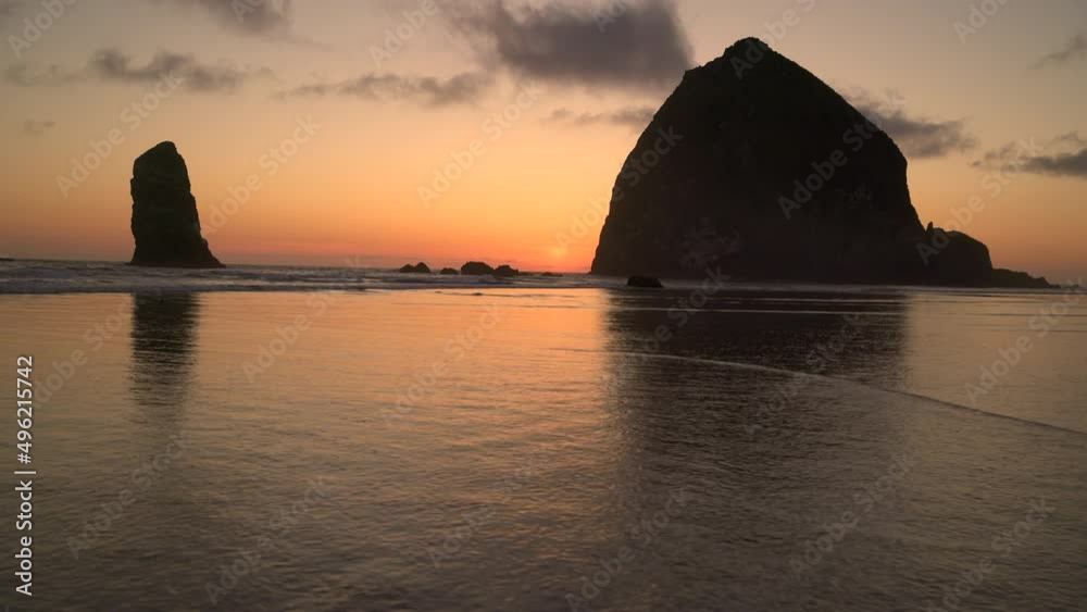 Beach Surf Haystack Rock Cannon Beach 4K UHD. Haystack Rock in Cannon ...