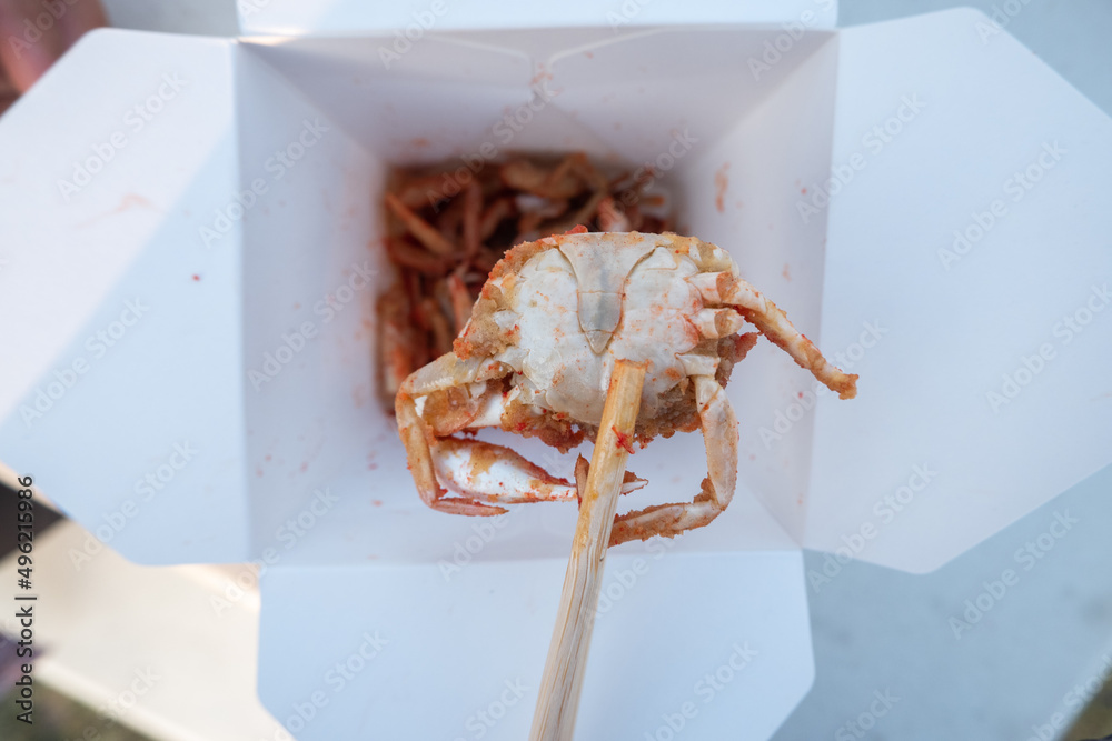 Foto de baby crab snacks fried and sprinkled with various flavors of ...