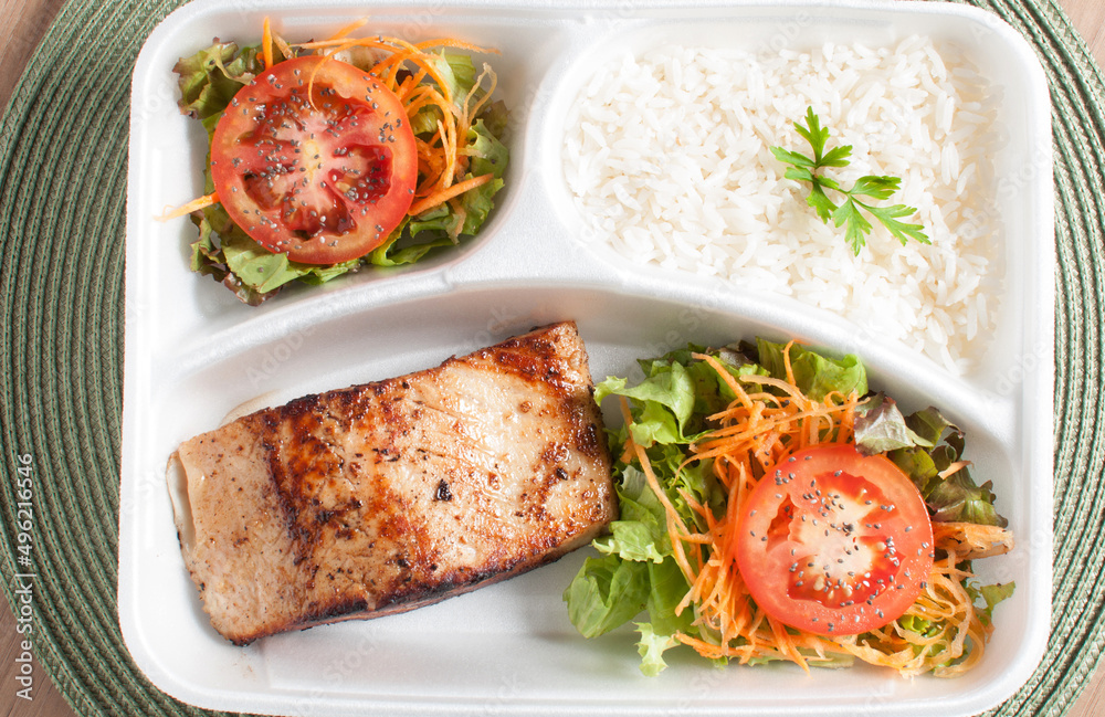 Foto de Alimentação saudável e regulada, com pratos contendo proteína ...
