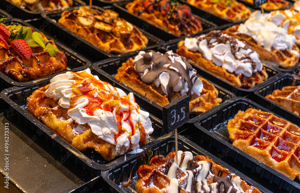 Foto de Delicious traditional Liege waffles with colorful toppings on ...