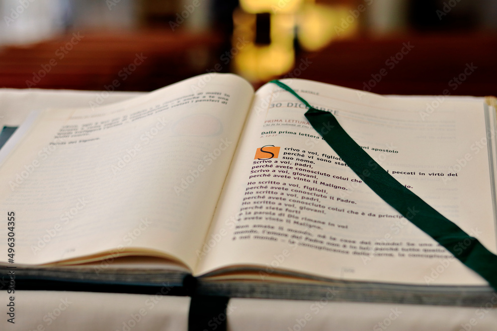 Fotografia do Stock: Italian Mass - Liturgical lectionary open on ...