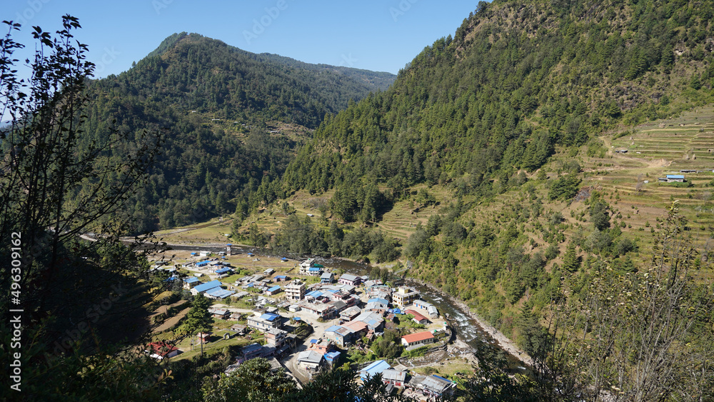 Shivalaya village on the Jiri to Lukla trek in the Himalaya mountains ...
