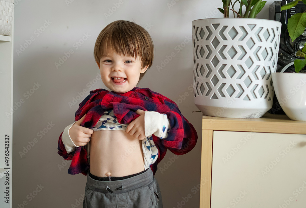 the child shows the belly. Pain in the abdomen in children. Umbilical ...