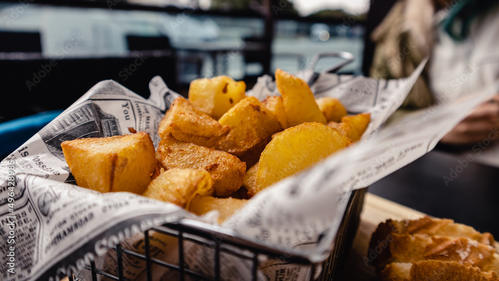 Ración de patatas recién hechas, típico en la gastronomía española ...