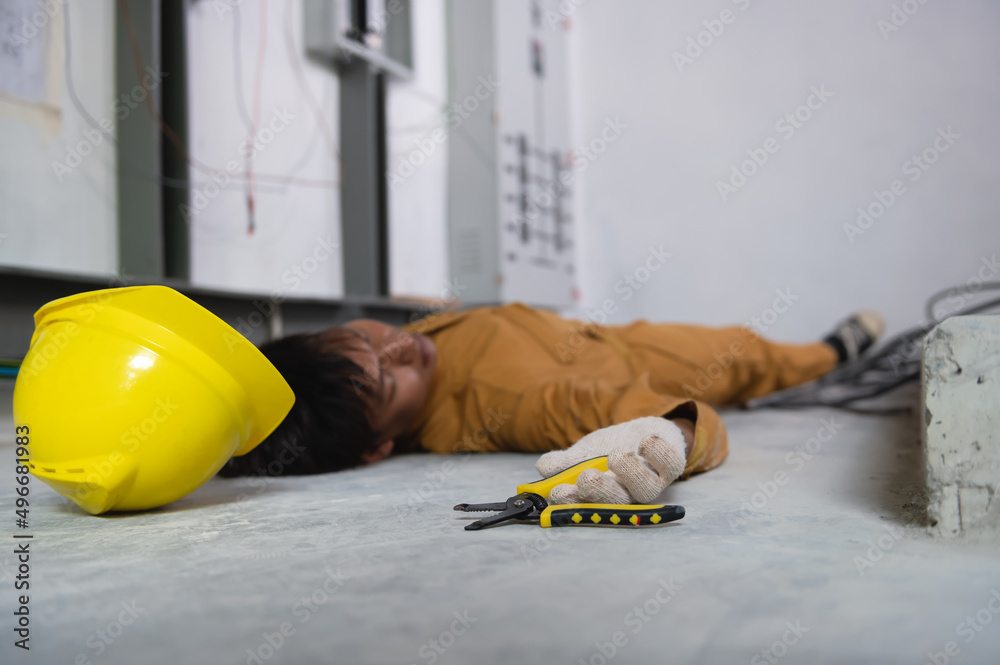 Foto de Accident from work of an electrician or maintenance worker ...