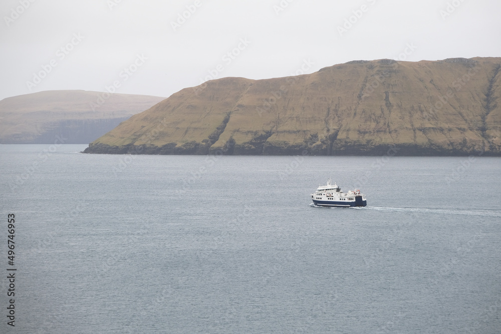 Foto de Faroese landmark Ólavskirkjan in medieval village Kirkjubøur ...