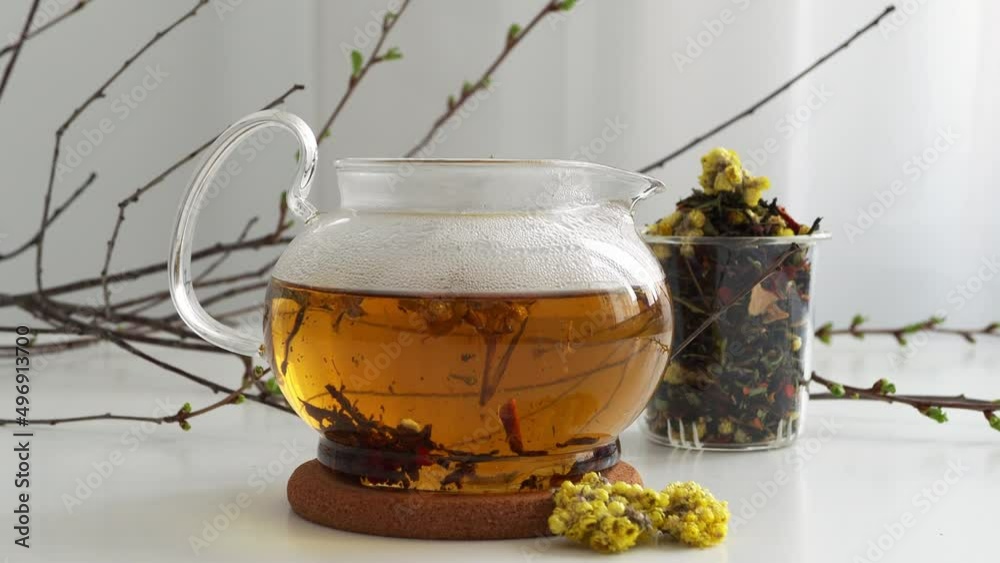 Stockvideon The tea moves in a circle in a transparent teapot for ...