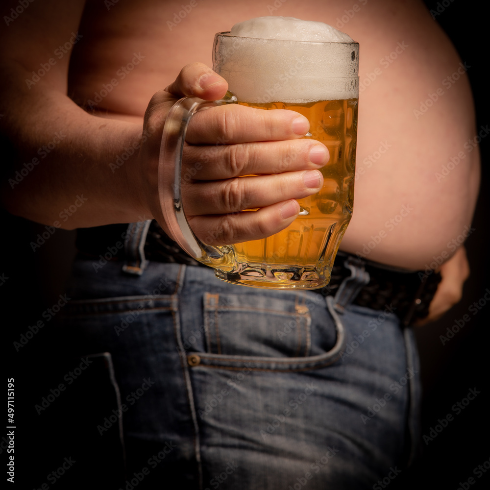 Mann mit Bierglas und Bierbauch Mann Glas Bier Foto Studio schwarzer ...