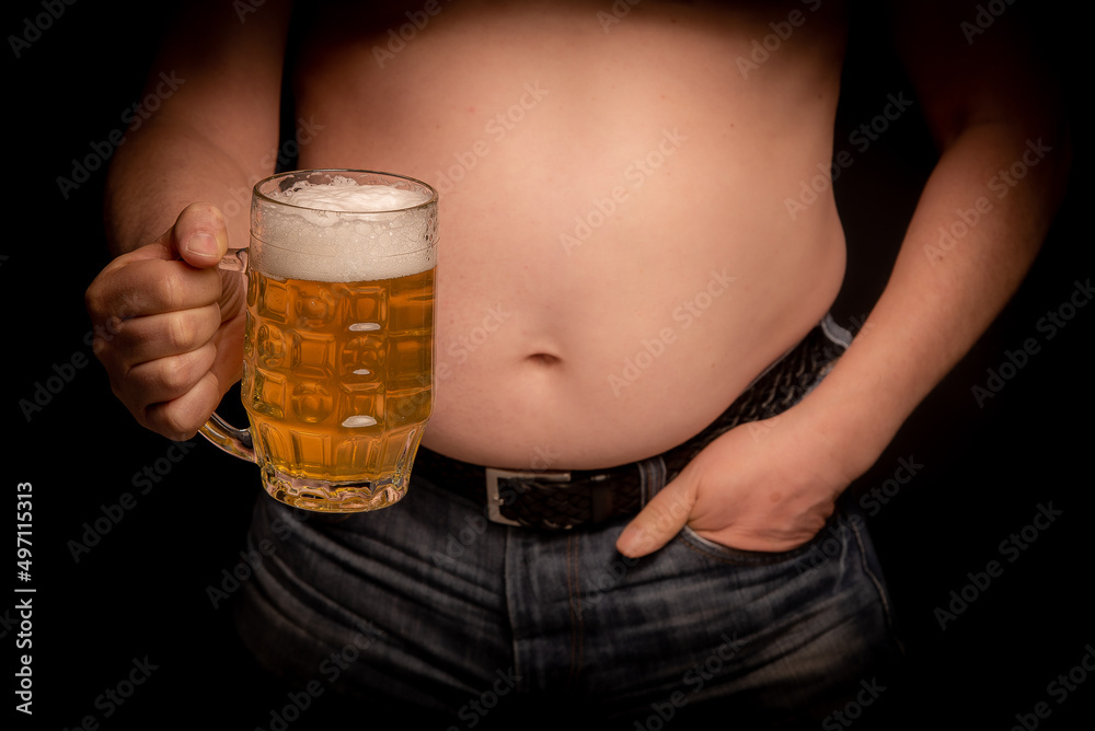 Mann mit Bierglas und Bierbauch Mann Glas Bier Foto Studio schwarzer ...