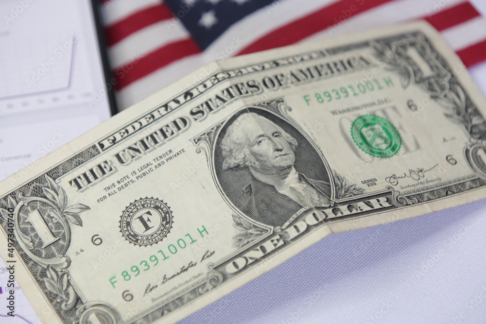 Nota de 1 dolar americano com bandeira dos estados unidos. Stock Photo ...