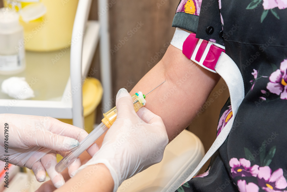 Foto de Blood sampling from a patient's vein in the laboratory. Blood ...