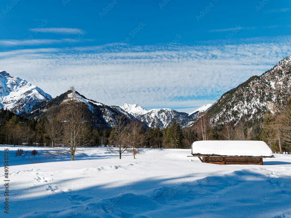 Österreichische Berglandschaft im Winter. Schneelandschaften rund um ...