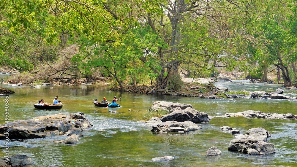 Foto de Tourists enjoying Boating ride in parisal or coracle to view ...