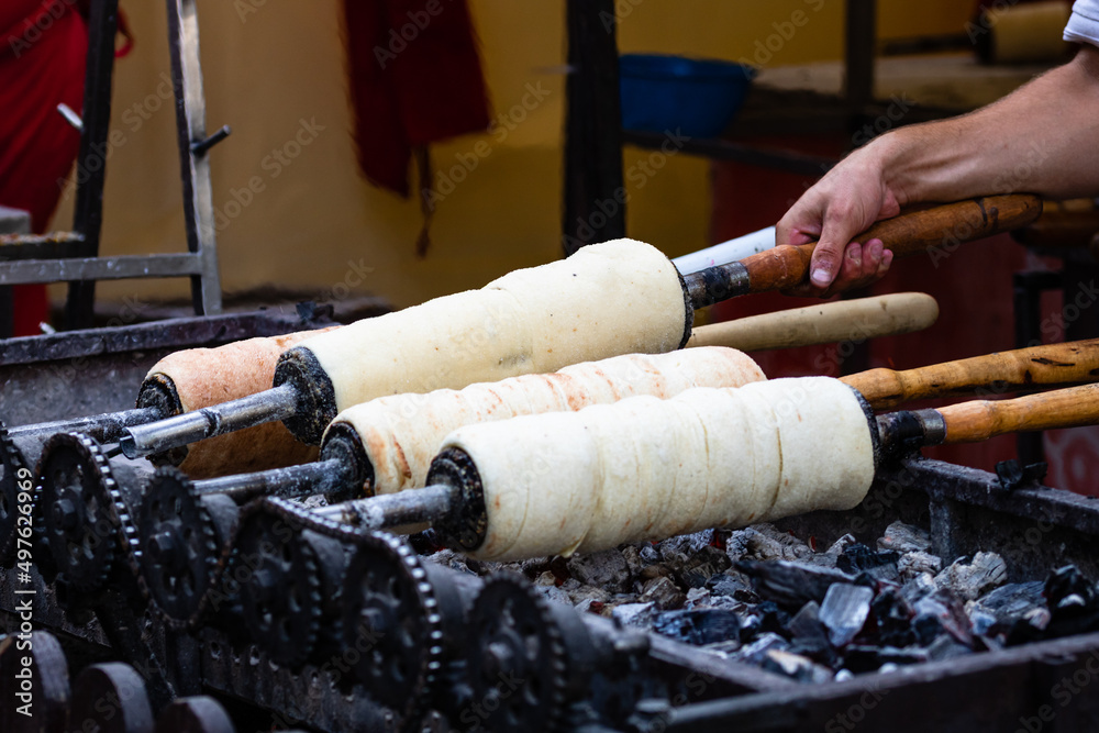 Foto de Kurtos Kolacs (Kürtőskalács). Traditional Hungarian cake, baked ...
