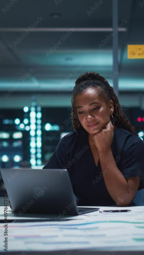 Stockvideo Vertical Screen: Successful Black Businesswoman Working on ...