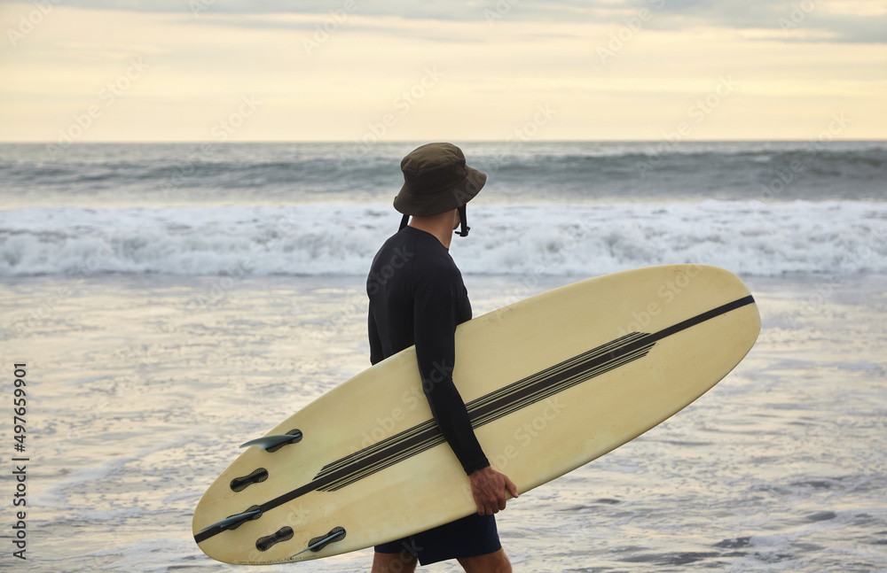 Surfer in front of the ocean foto de Stock | Adobe Stock