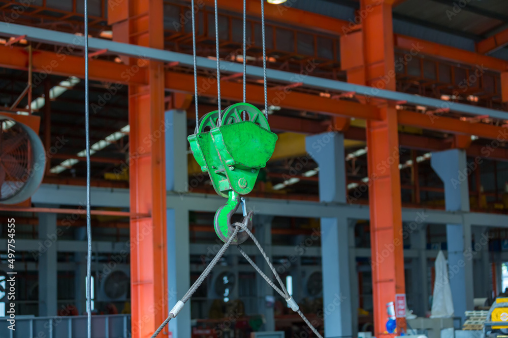 Swivel joint and connection with a steel cable when installing the ...