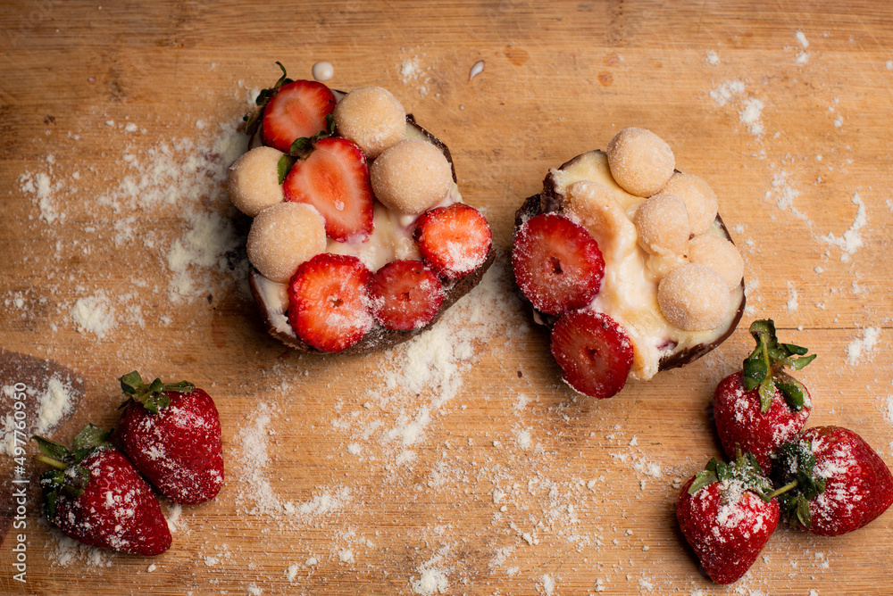 Ovo de colher em 250 gramas bombom de morango corta ao meio (foto feita ...