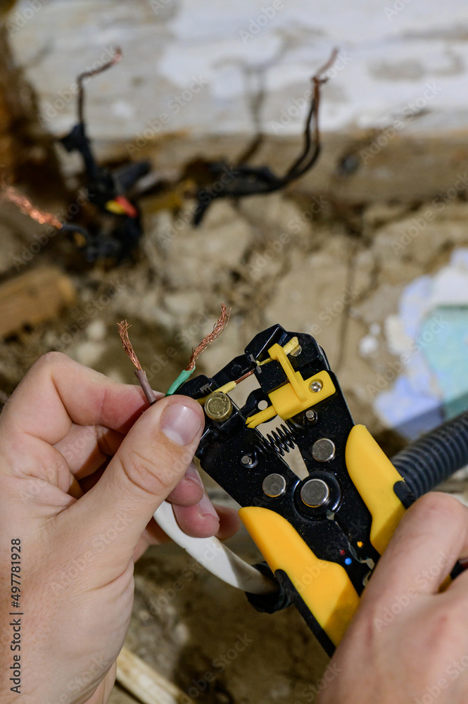 Foto Stock Use of the tool for removal of isolation for removal of the ...