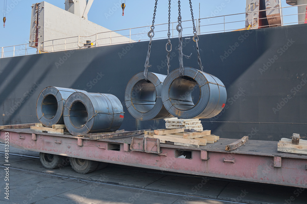 Foto de Loading of hot rolled steel coils on board of cargo ship using ...
