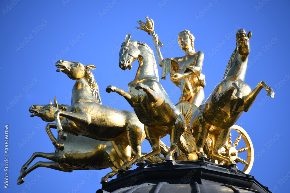 Auf dem Sonnentempel in der Eremitage Bayreuth zeigt den vergoldeten ...