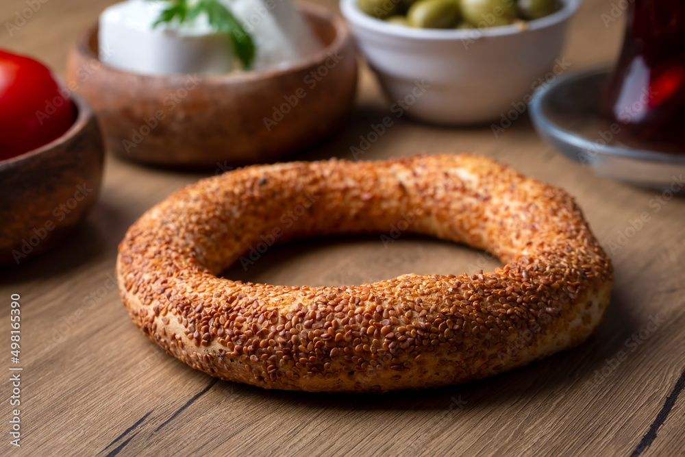 Foto de Turkish fast food bagel called Simit. Turkish bagel Simit with ...