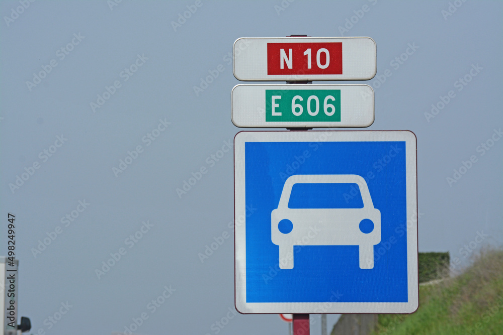 Panneau de signalisation : indication d'entrée sur une voie à accès ...