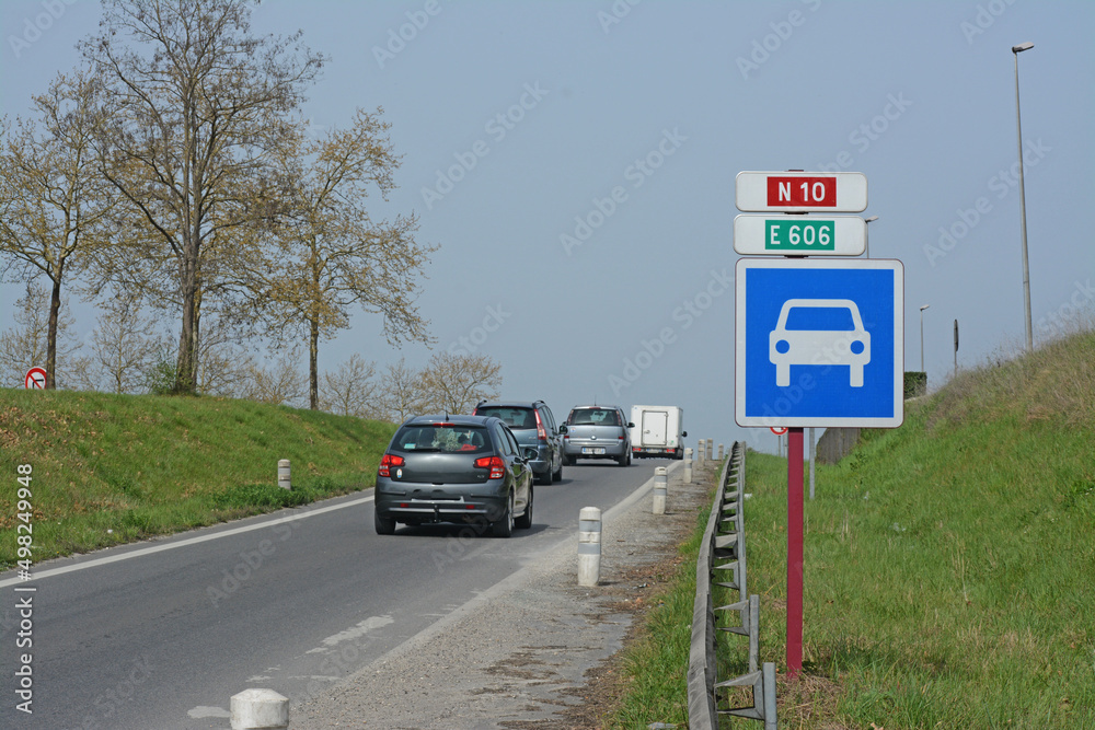 Panneau de signalisation : indication d'entrée sur une voie à accès ...
