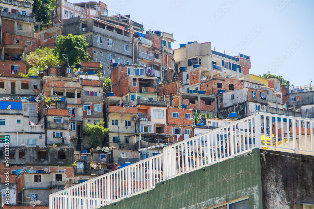 Foto de View of the peacock favela in the Copacabana neighborhood in ...