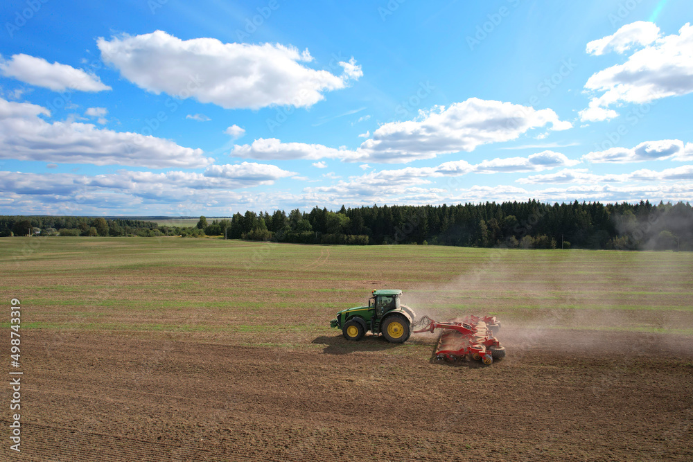 Fotografia do Stock: John Deere Tractor with disc cultivator Vaderstad ...